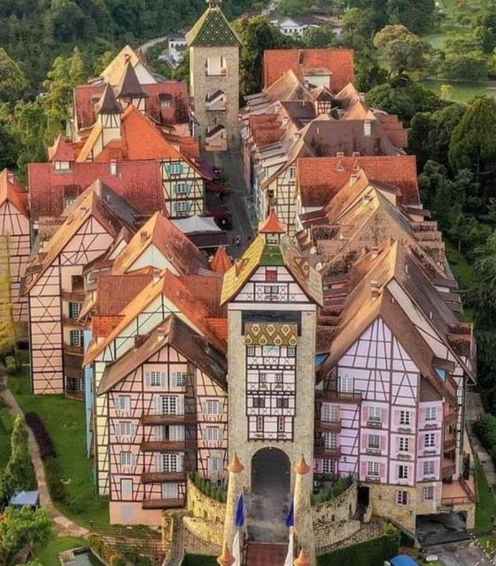 Kuala Lumpur Colmar Tropicale French Village and Chin Swee Cave Temple ...